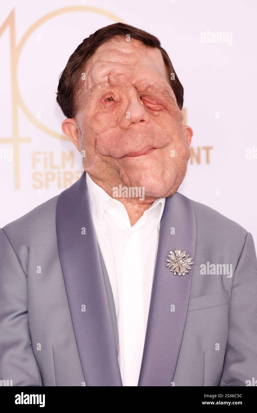 Adam Pearson bei der 40. Verleihung der Film Independent Spirit Awards ...