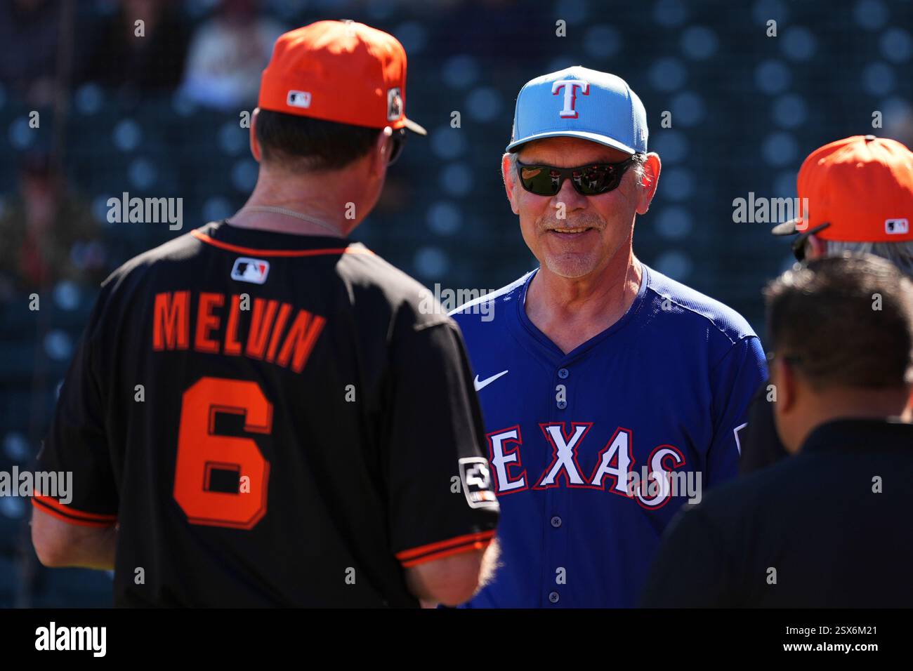 San Francisco Giants manager Bob Melvin greets Texas Rangers manager ...