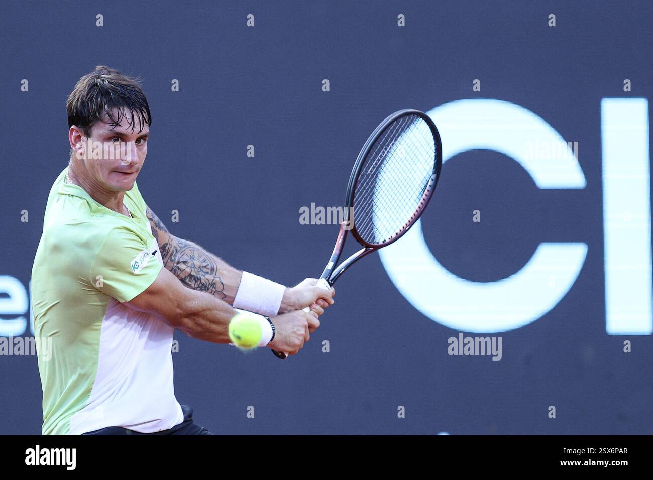 (250223) -- BRAZIL, Feb. 23, 2025 (Xinhua) -- Camilo Ugo Carabelli of Argentina hits a return ...