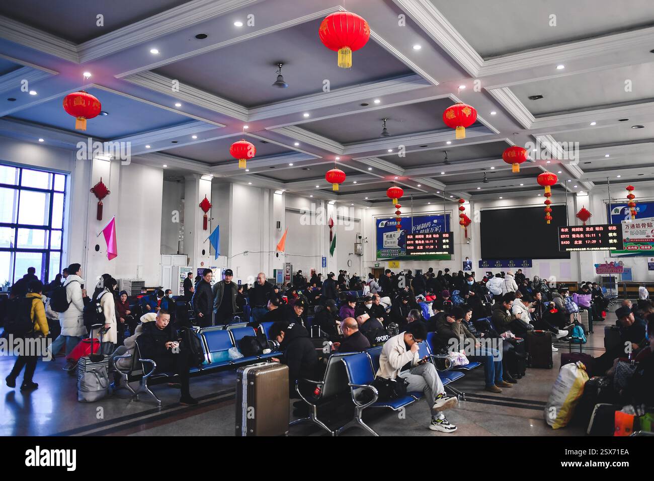 (250223) -- CHANGCHUN, Feb. 23, 2025 (Xinhua) -- Passengers wait for ...