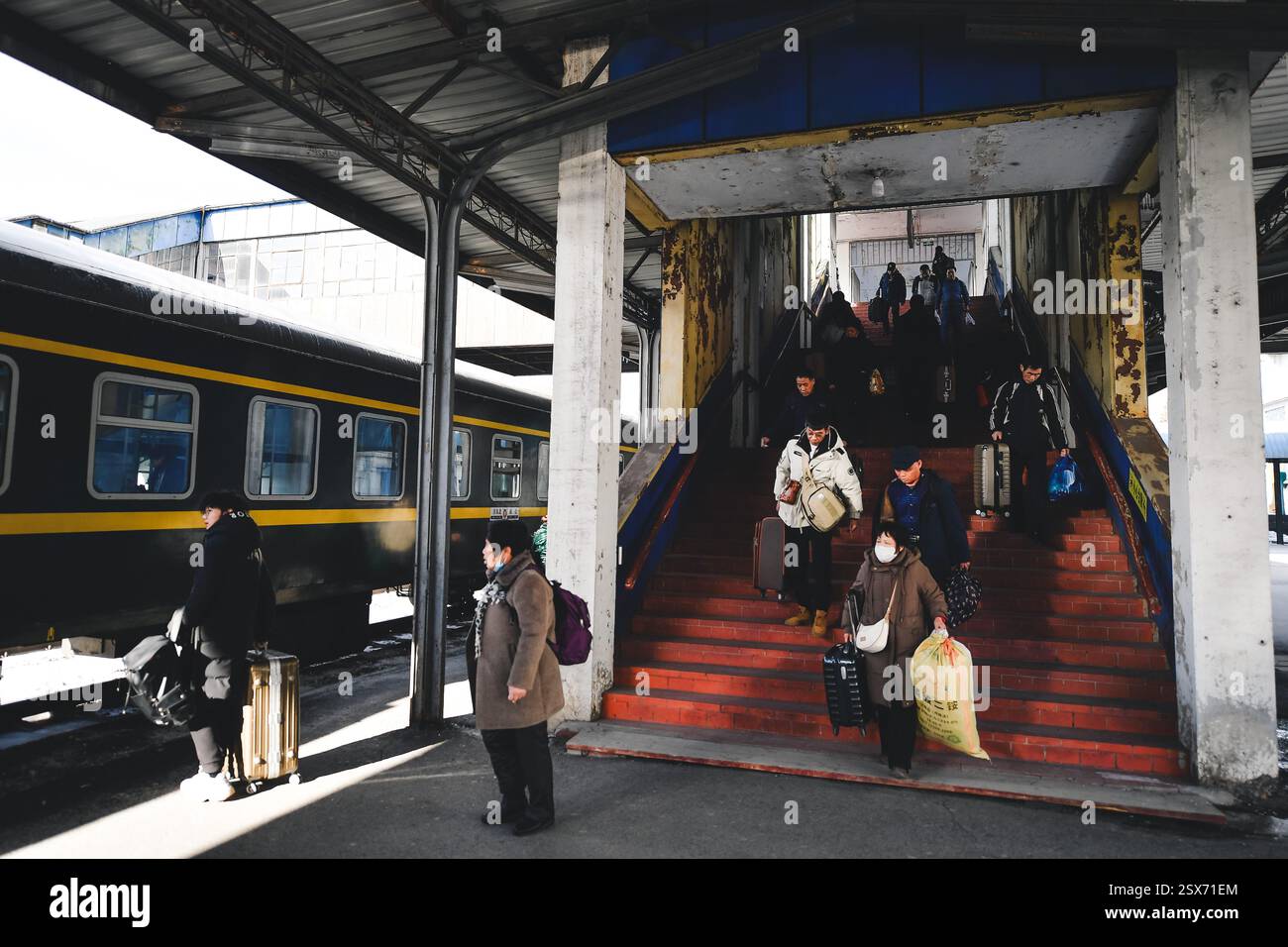 (250223) -- CHANGCHUN, Feb. 23, 2025 (Xinhua) -- Passengers wait to ...