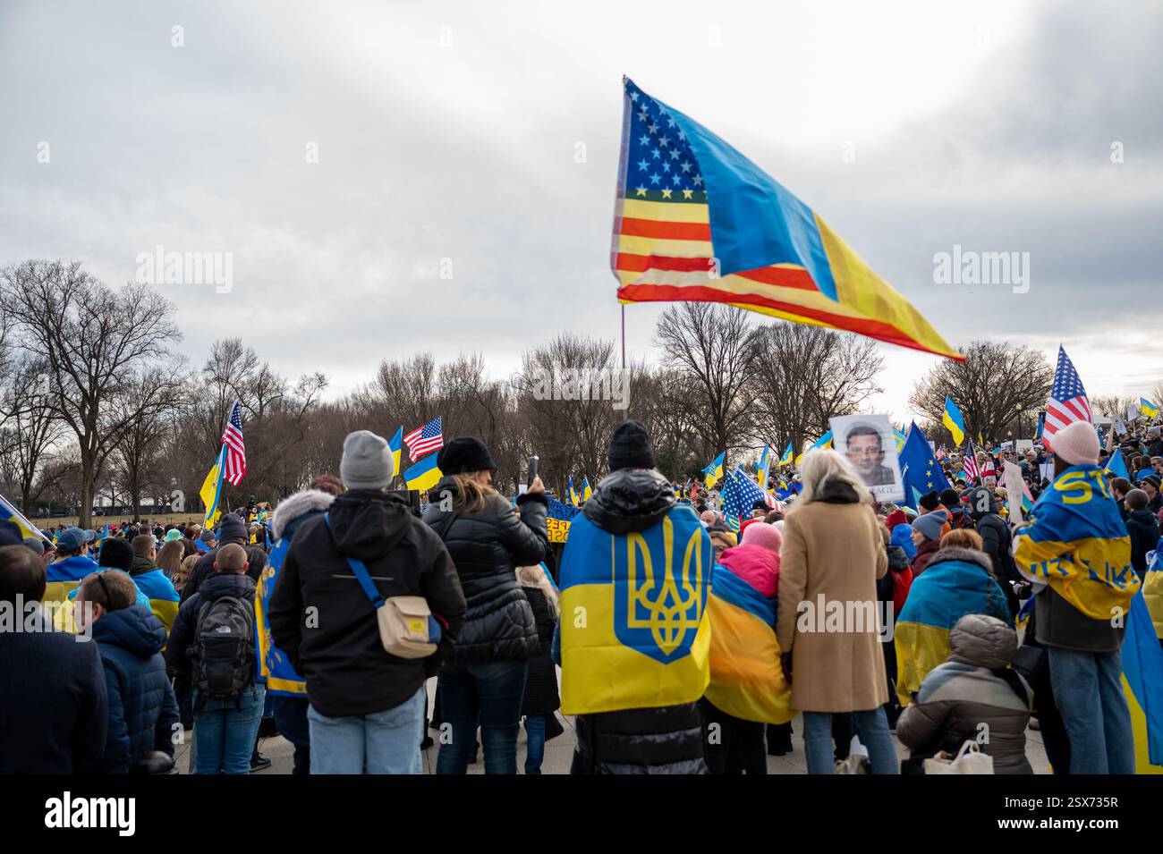 Supporters of Ukraine gather at the Lincoln Memorial in Washington, DC ...