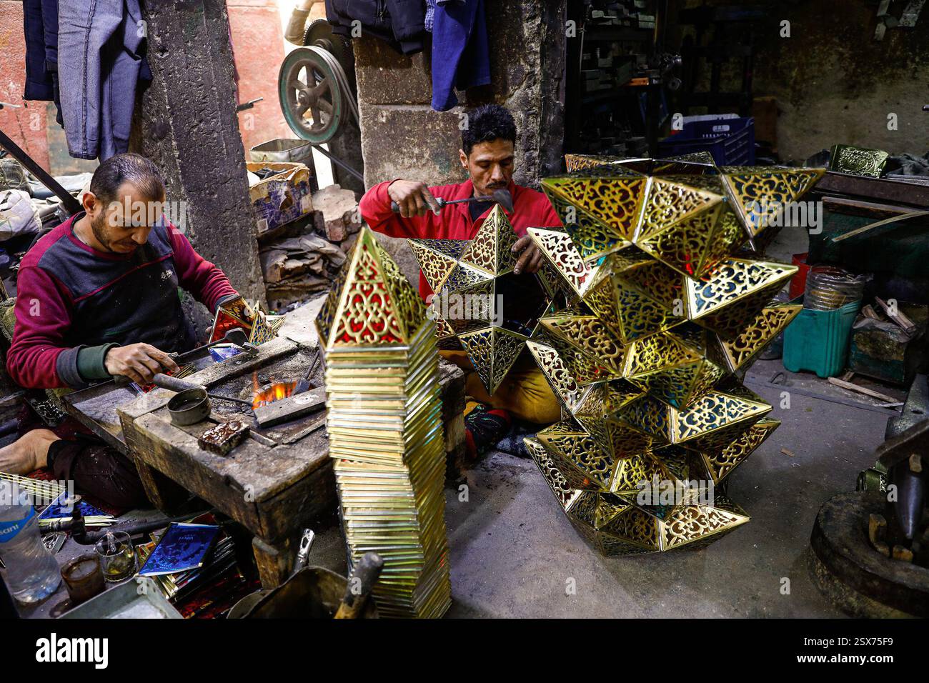 Cairo, Egypt. 22nd Feb, 2025. People make traditional lanterns for the ...