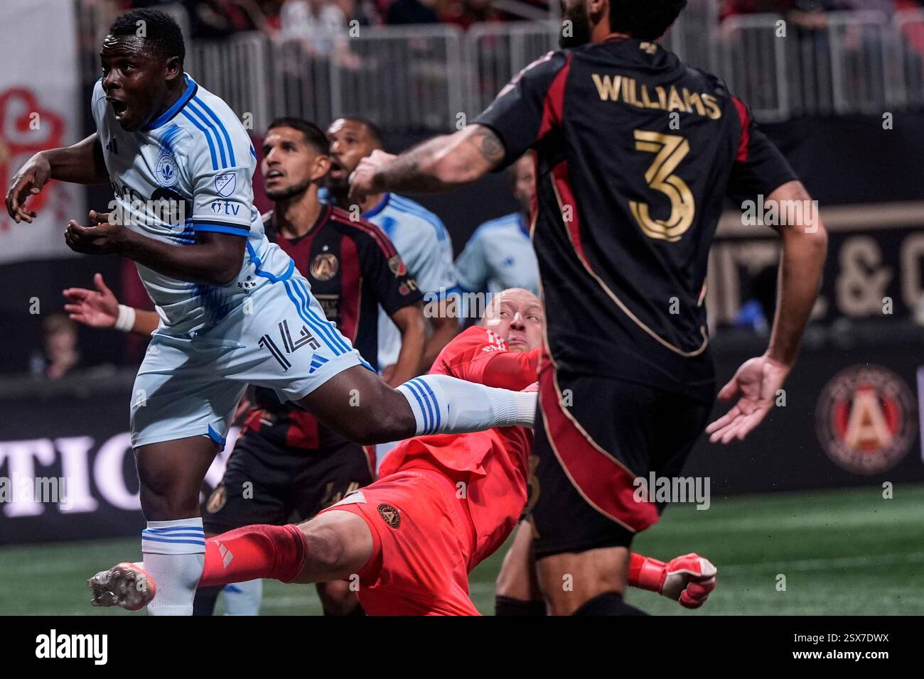 Atlanta United goalkeeper Brad Guzan (1) defends the goal as CF ...