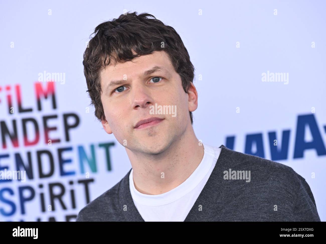 Santa Monica, USA. 22nd Feb, 2025. Jesse Eisenberg arriving to the 40th ...