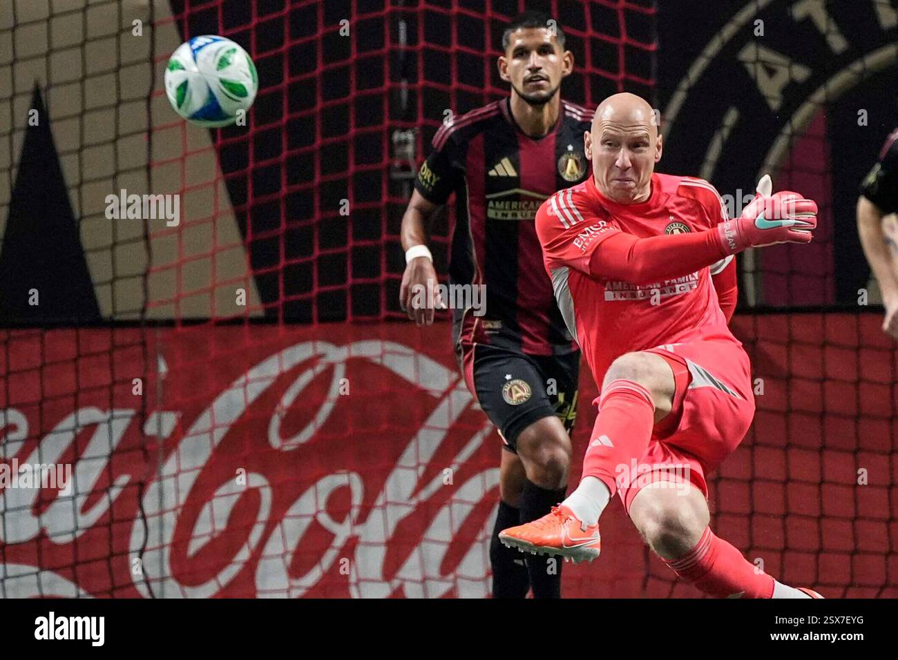 Atlanta United goalkeeper Brad Guzan (1) kicks the ball against CF ...