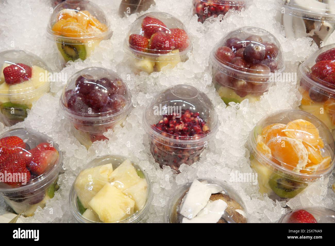 Fresh fruit cups arranged on ice at a market stall Stock Photo - Alamy