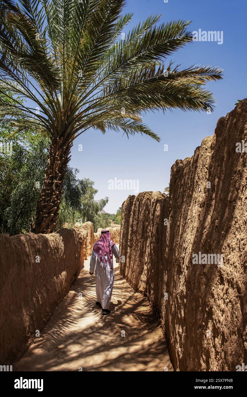 Saudi guide on the Heritage Trail in the oasis, Daimumah Park, Al Ula ...