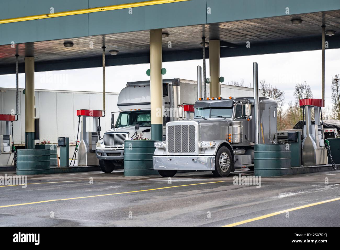 Industrial different class carriers big rig semi trucks with semi ...