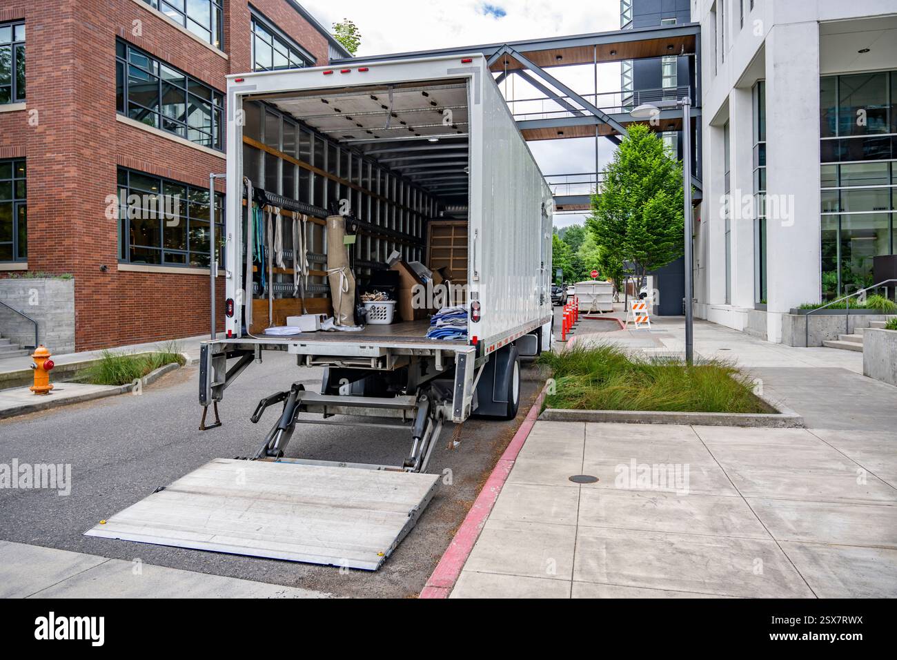 Industrial white middle duty compact rig day cab semi truck with box ...