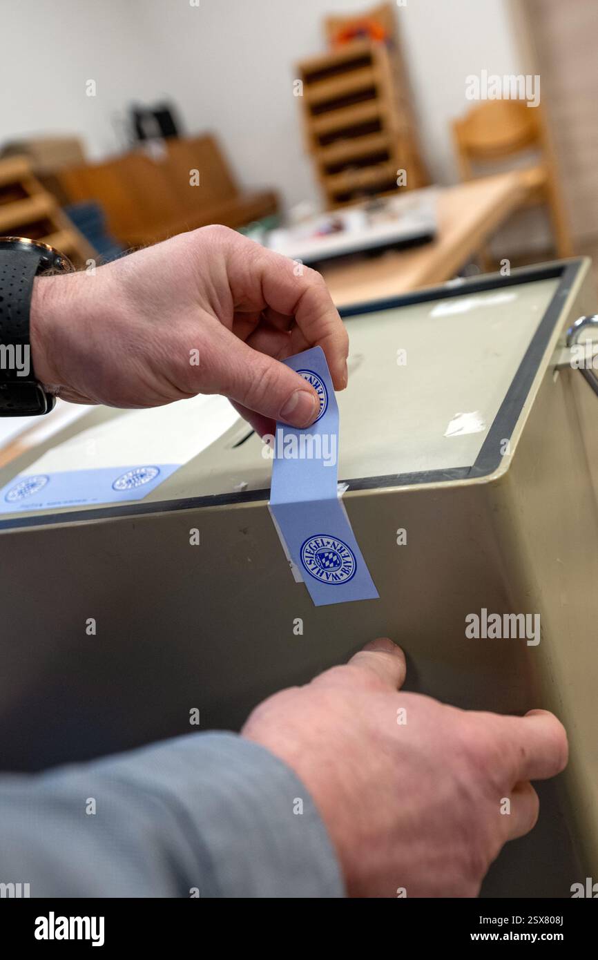 Memmelsdorf I. Ufr., Germany. 23rd Feb, 2025. A ballot box is sealed ...
