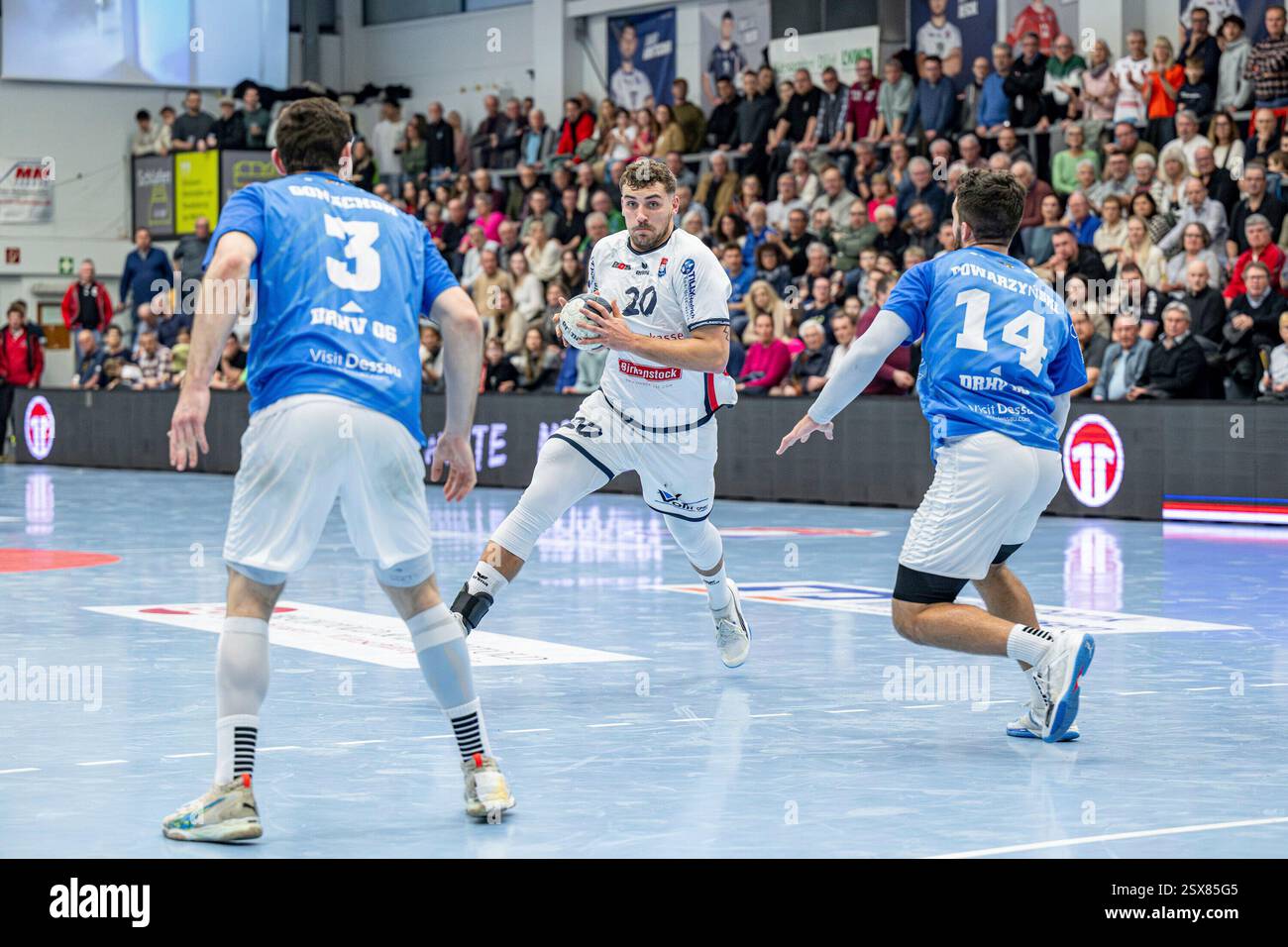 Leif Haack (TV H?ttenberg, 20), Jakub Powarzynski (Dessau-Rosslauer HV ...