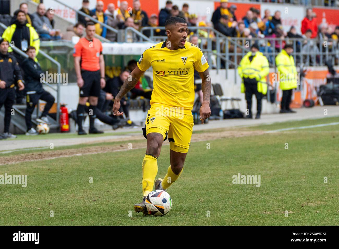 Aachen, Deutschland. 22nd Feb, 2025. Florian Heister (Alemannia Aachen, #19) TSV Alemannia ...