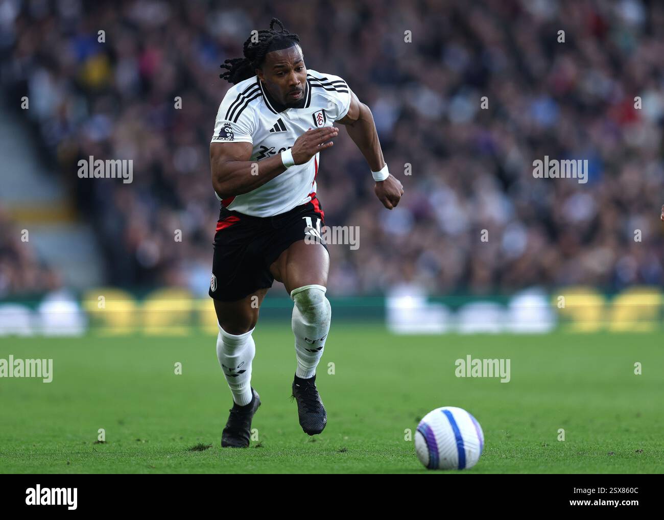 Adama traore fulham hi-res stock photography and images - Alamy