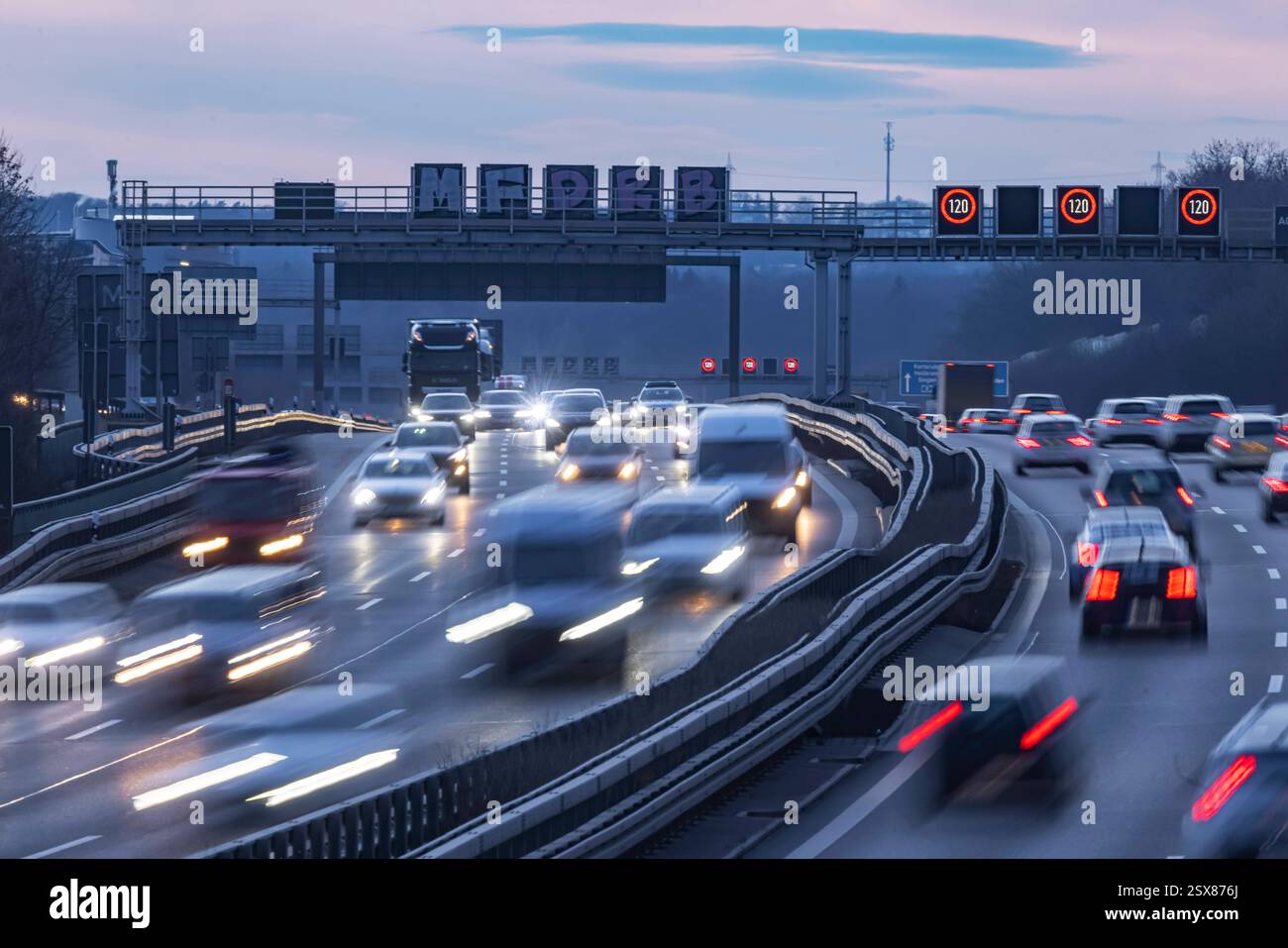 Dichter Verkehr am Abend auf der Autobahn A8 bei Stuttgart. // 21.02. ...
