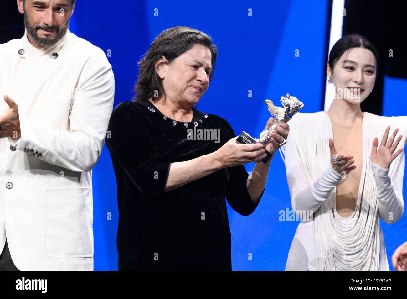 Denise Weinberg mit dem Silbernen Bär Großer Preis der Jury für The Blue Trail / O ultimo azul ...
