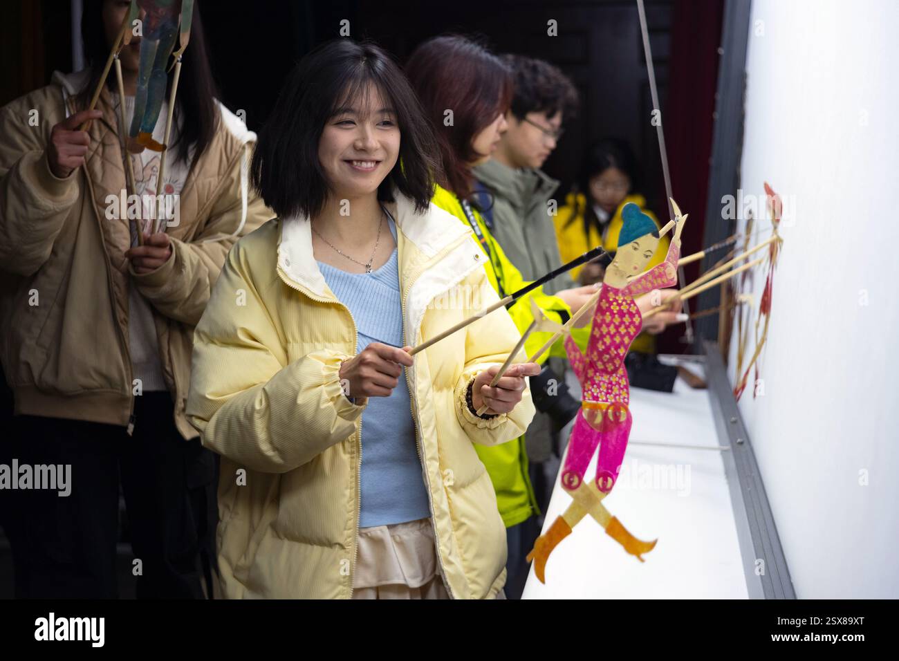 (250223) -- CHENGDU, Feb. 23, 2025 (Xinhua) -- Young audiences try ...