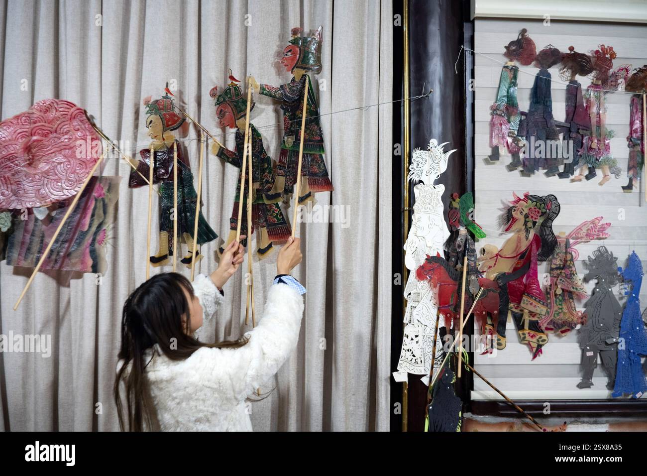 (250223) -- CHENGDU, Feb. 23, 2025 (Xinhua) -- An apprentice of Wang ...