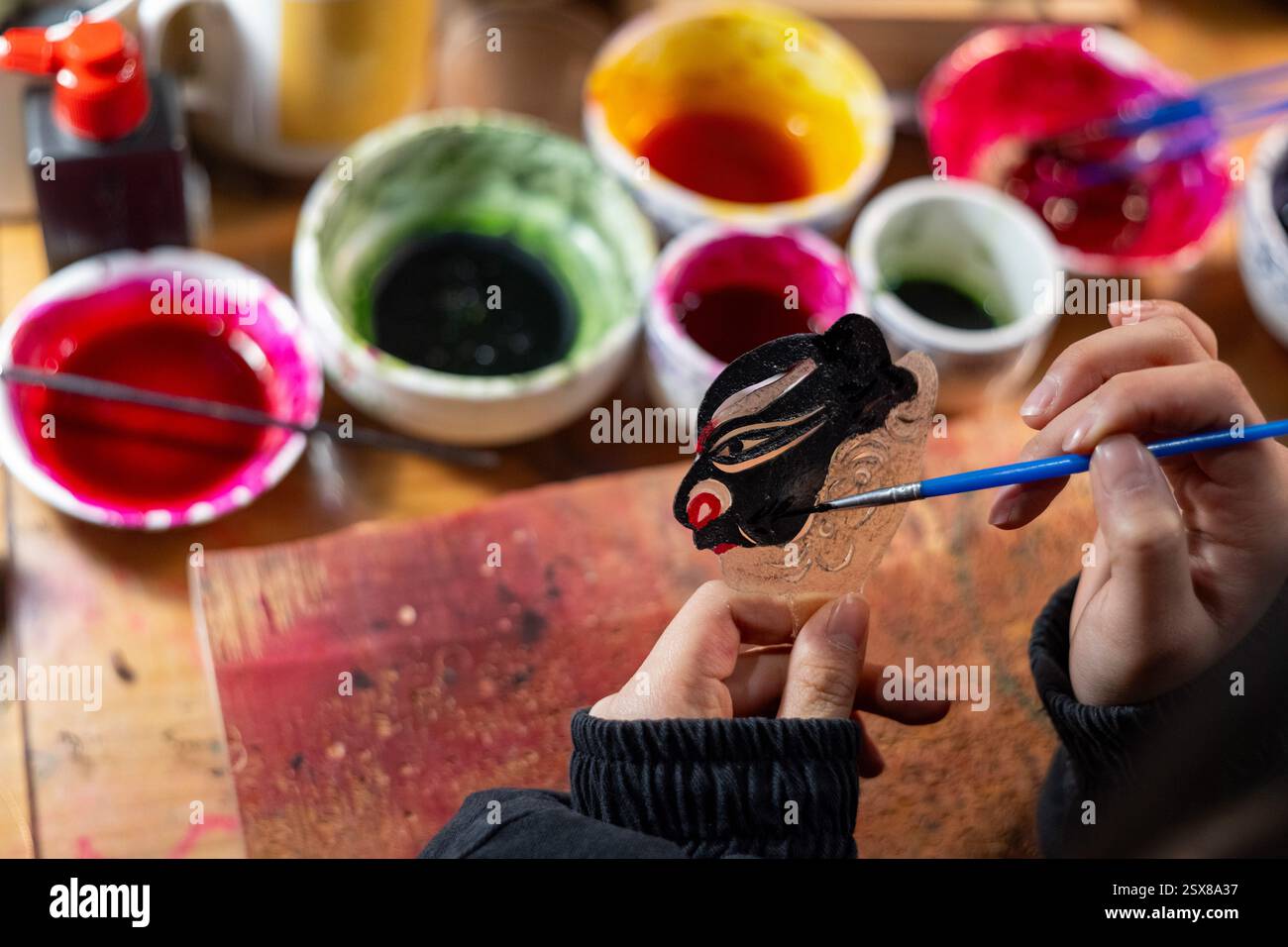 (250223) -- CHENGDU, Feb. 23, 2025 (Xinhua) -- An apprentice of Wang ...