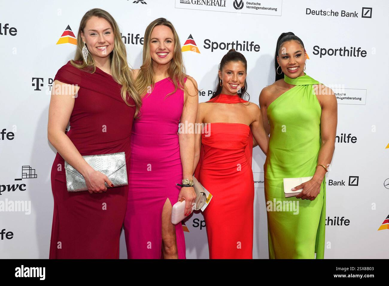 Laura Nolte, Sophia Islinger, Paula Horst und Deborah Levi beim Ball ...