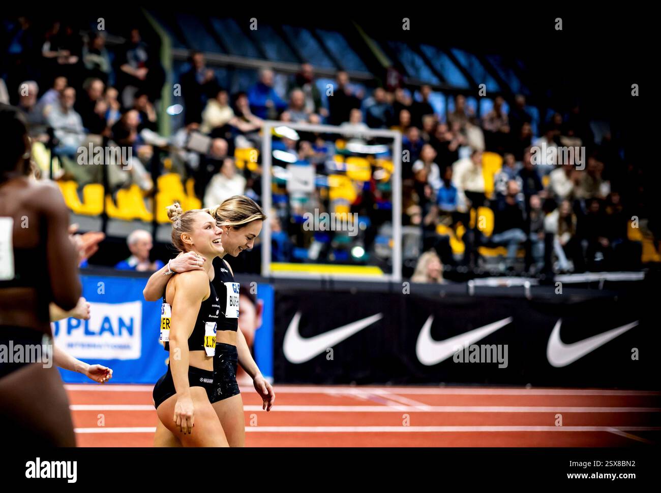 Freuen sich gemeinsam: Lisa Mayer (Sprintteam Wetzlar) und Alexandra ...