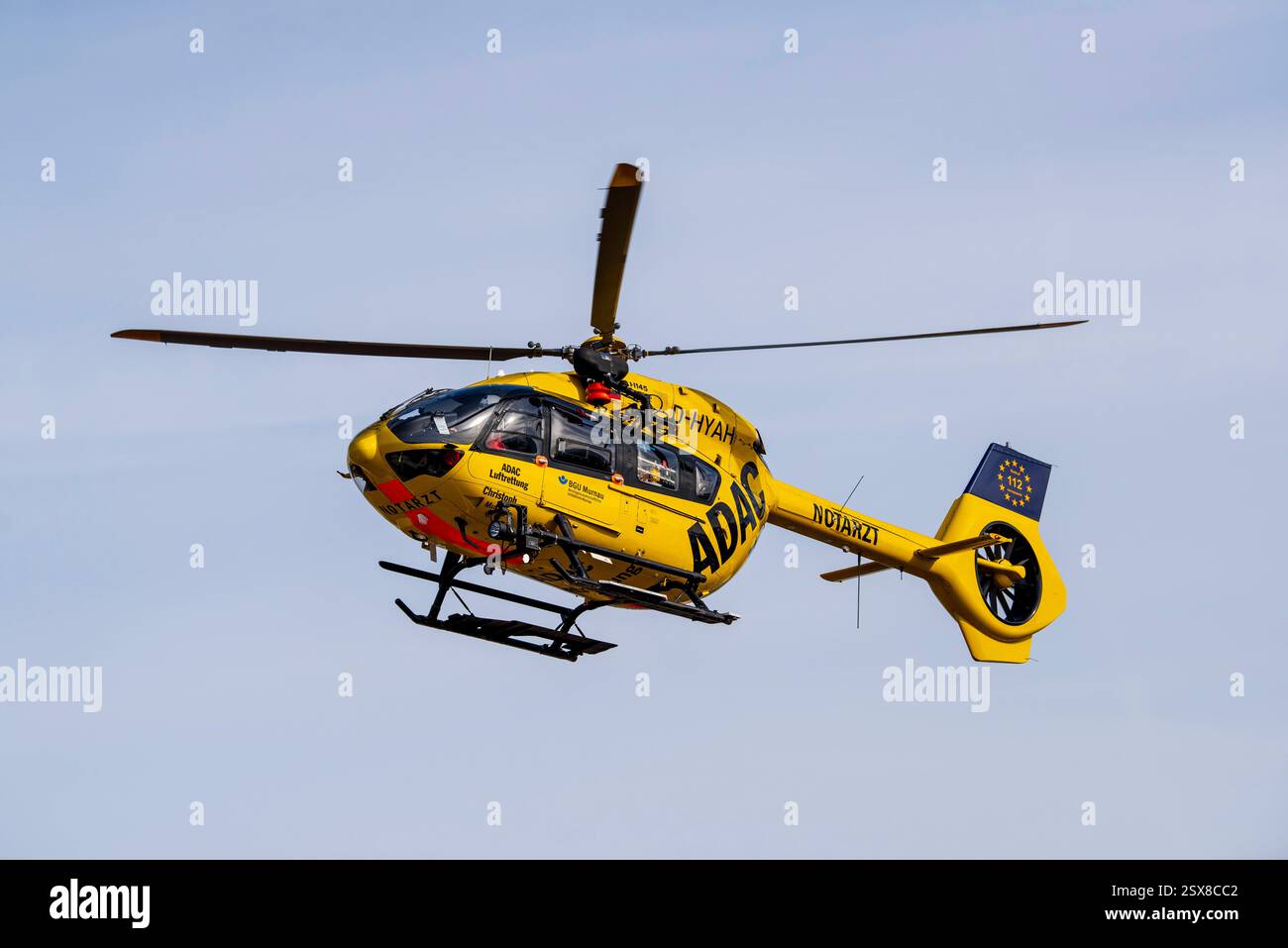 ADAC Rettungshubschrauber im Einsatz ADAC Rettungshubschrauber der Unfallklinik Murnau beim ...