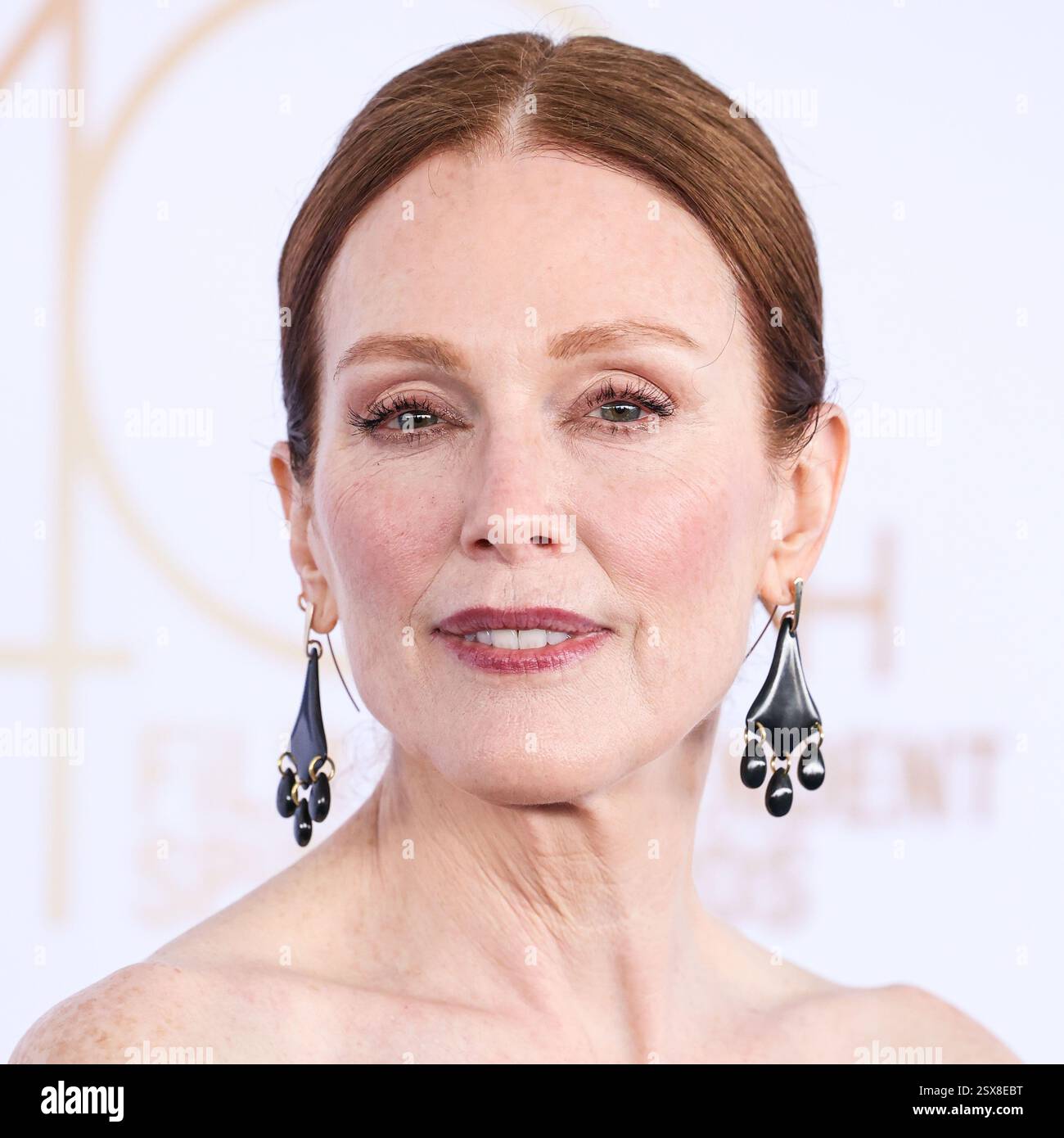 SANTA MONICA, LOS ANGELES, CALIFORNIA, USA - FEBRUARY 22: Julianne ...