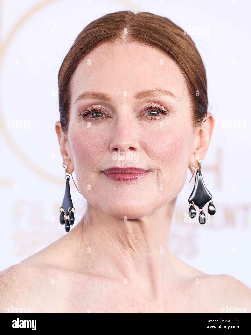 SANTA MONICA, LOS ANGELES, CALIFORNIA, USA - FEBRUARY 22: Julianne ...