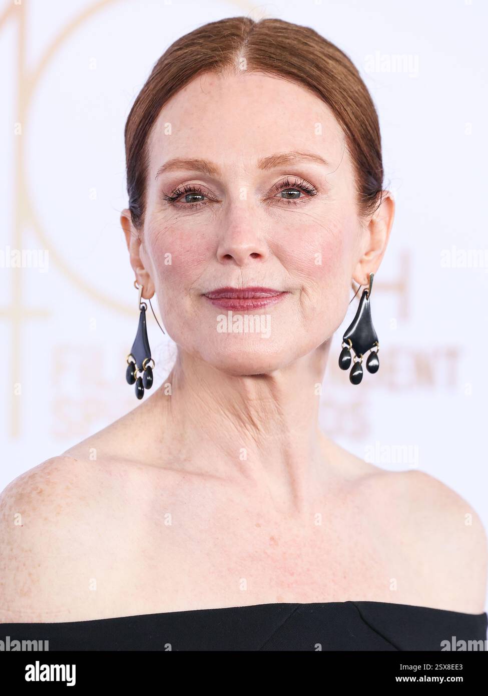 SANTA MONICA, LOS ANGELES, CALIFORNIA, USA - FEBRUARY 22: Julianne ...