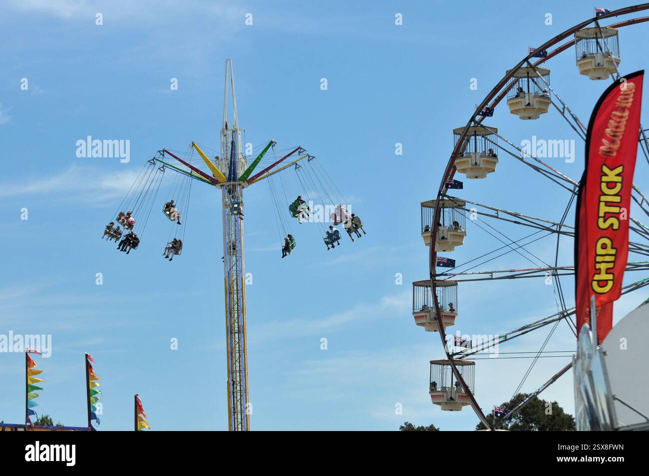 (250223) -- CANBERRA, Feb. 23, 2025 (Xinhua) -- People enjoy various ...