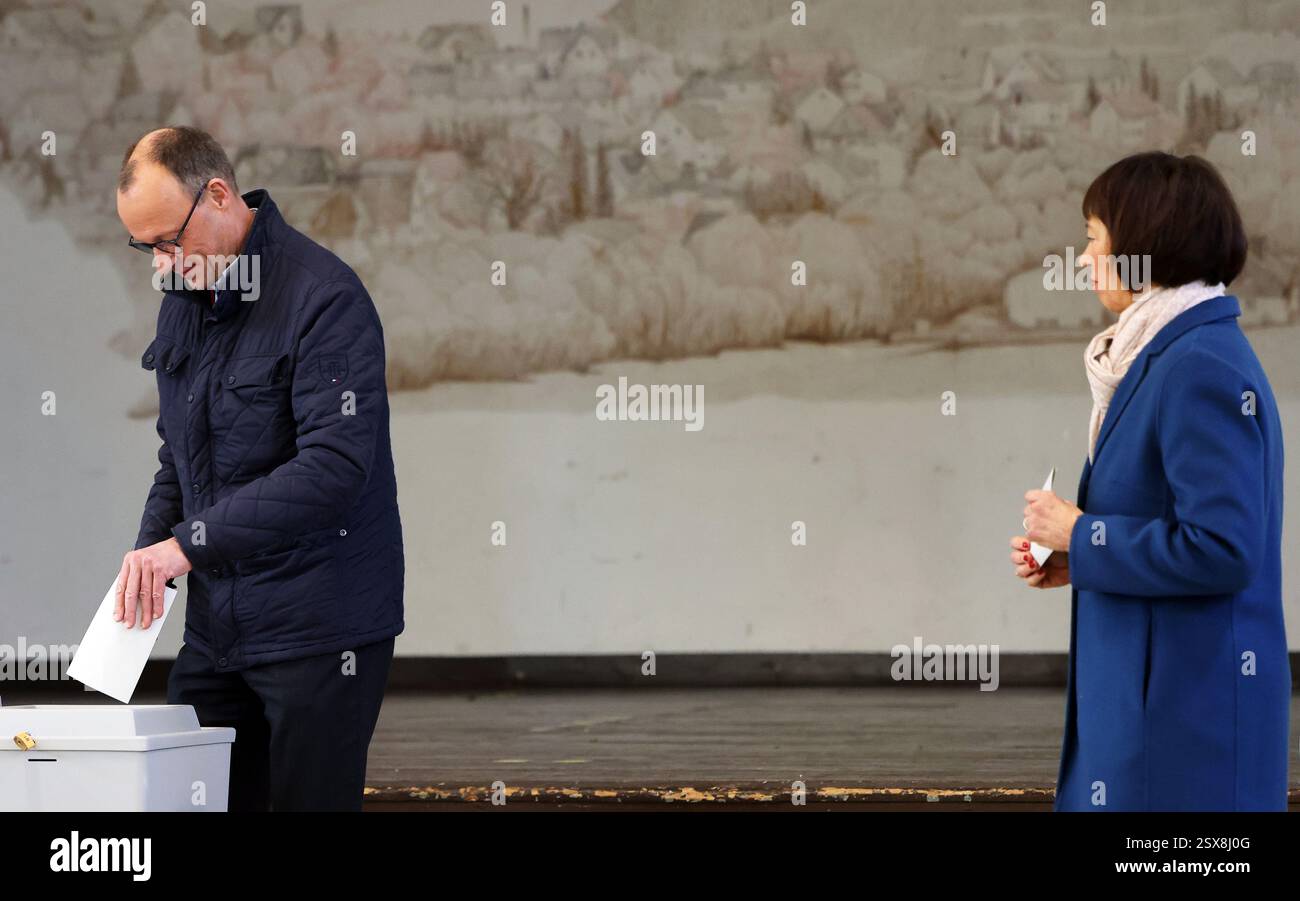 Arnsberg, Germany. 23rd Feb, 2025. Friedrich Merz (CDU, l), party ...