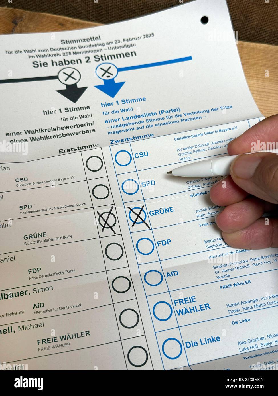 23.02.2025, Die Deutsche Bundestagswahl am 23.2.2025, Wahlzettel im ...