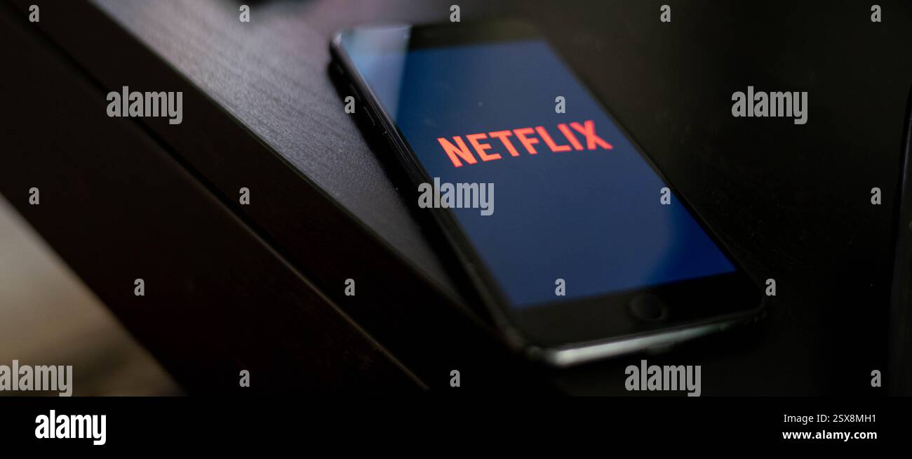 netflix app on smart phone screen Stock Photo - Alamy