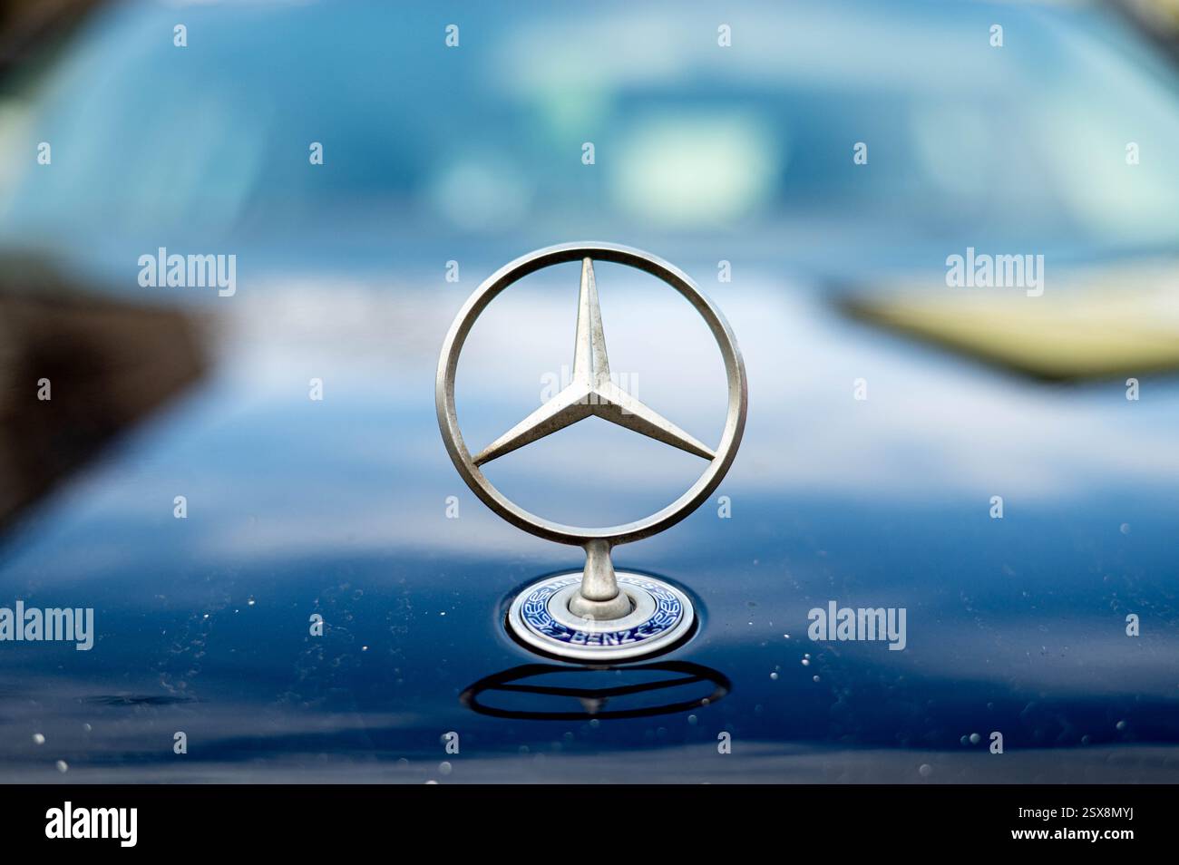 Mercedes-Benz vehicle company logo Stock Photo - Alamy