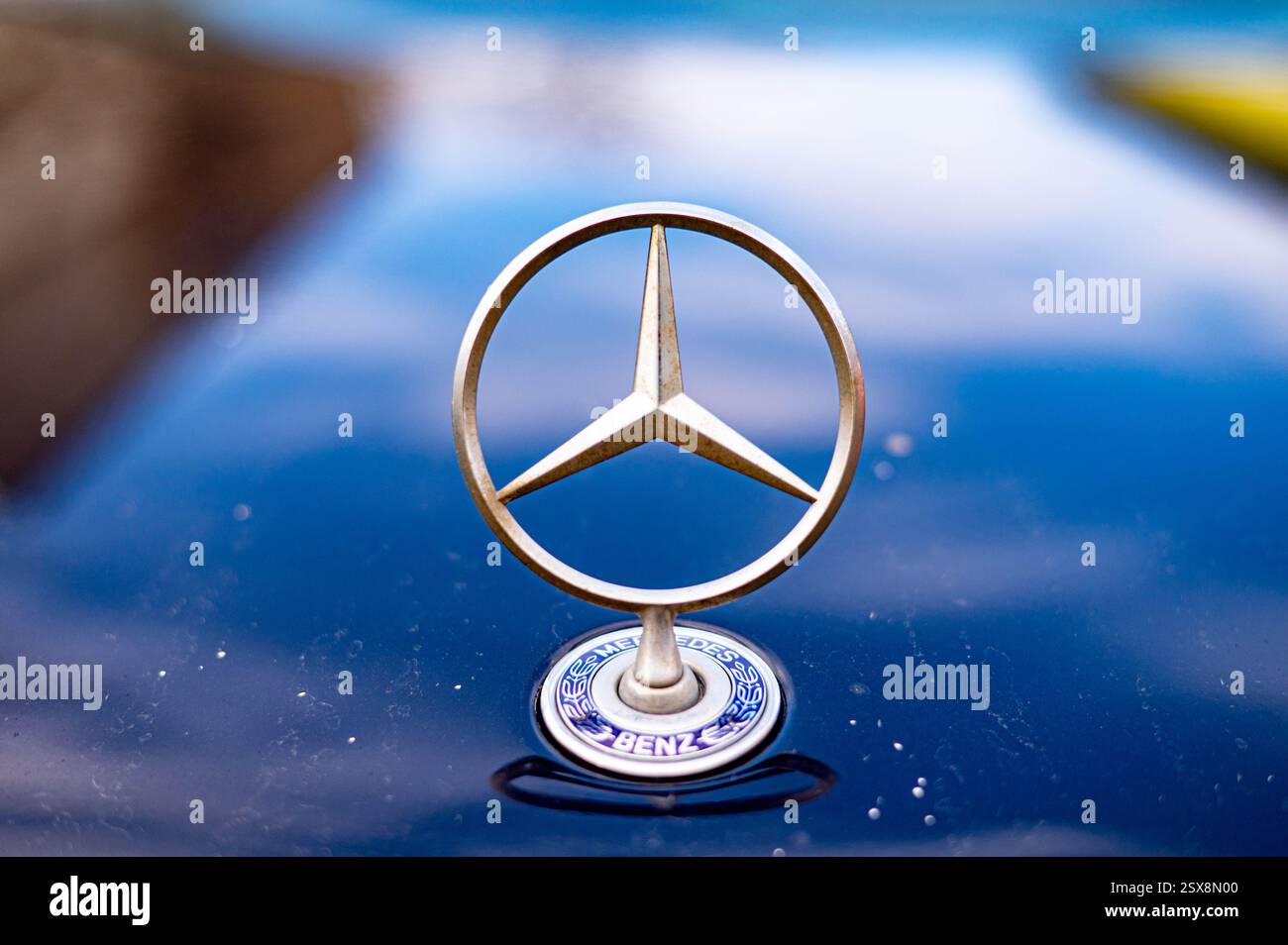 Mercedes-Benz vehicle company logo Stock Photo - Alamy