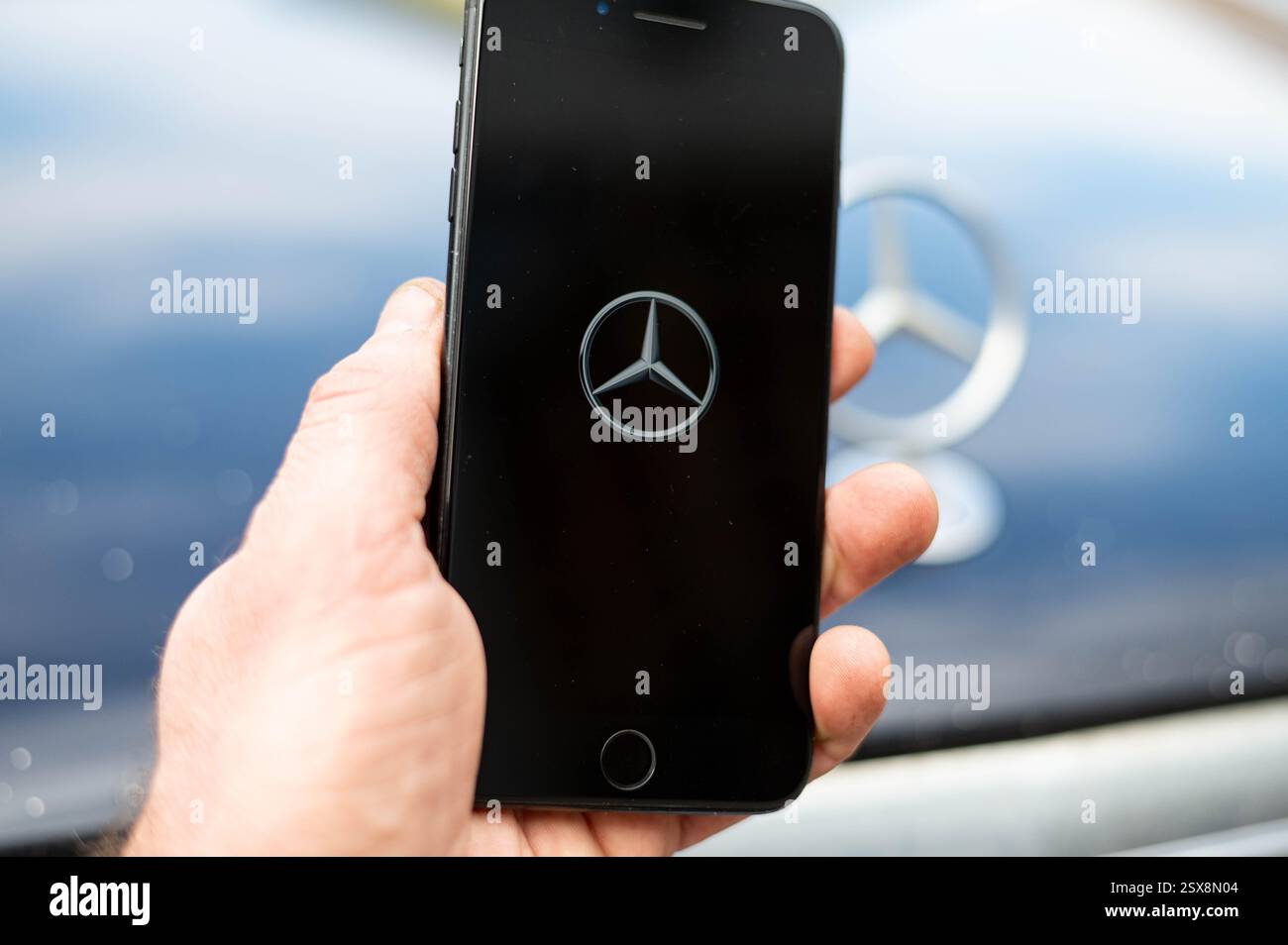 mercedes benz app on phone screen Stock Photo - Alamy