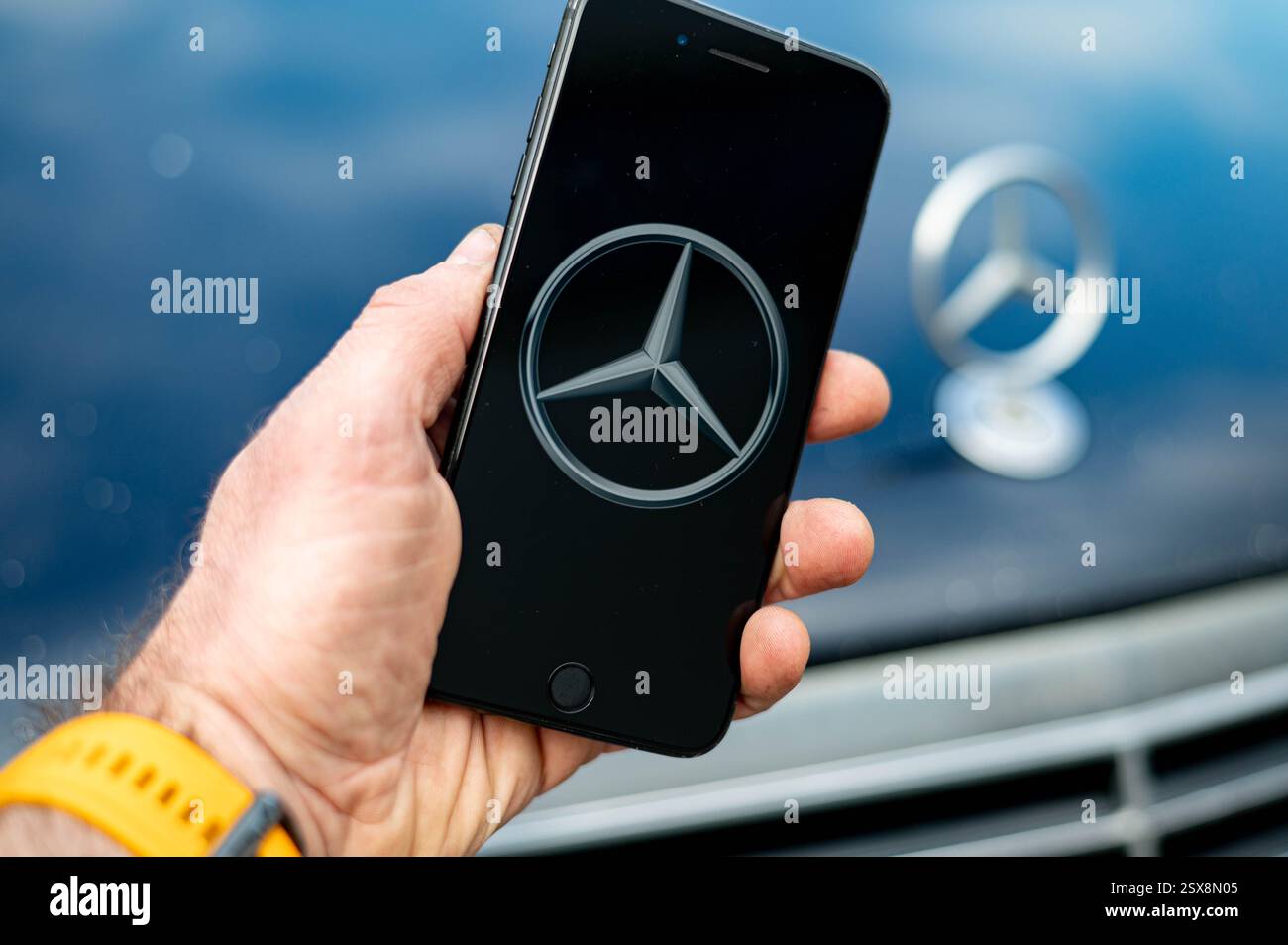 mercedes benz app on phone screen Stock Photo - Alamy