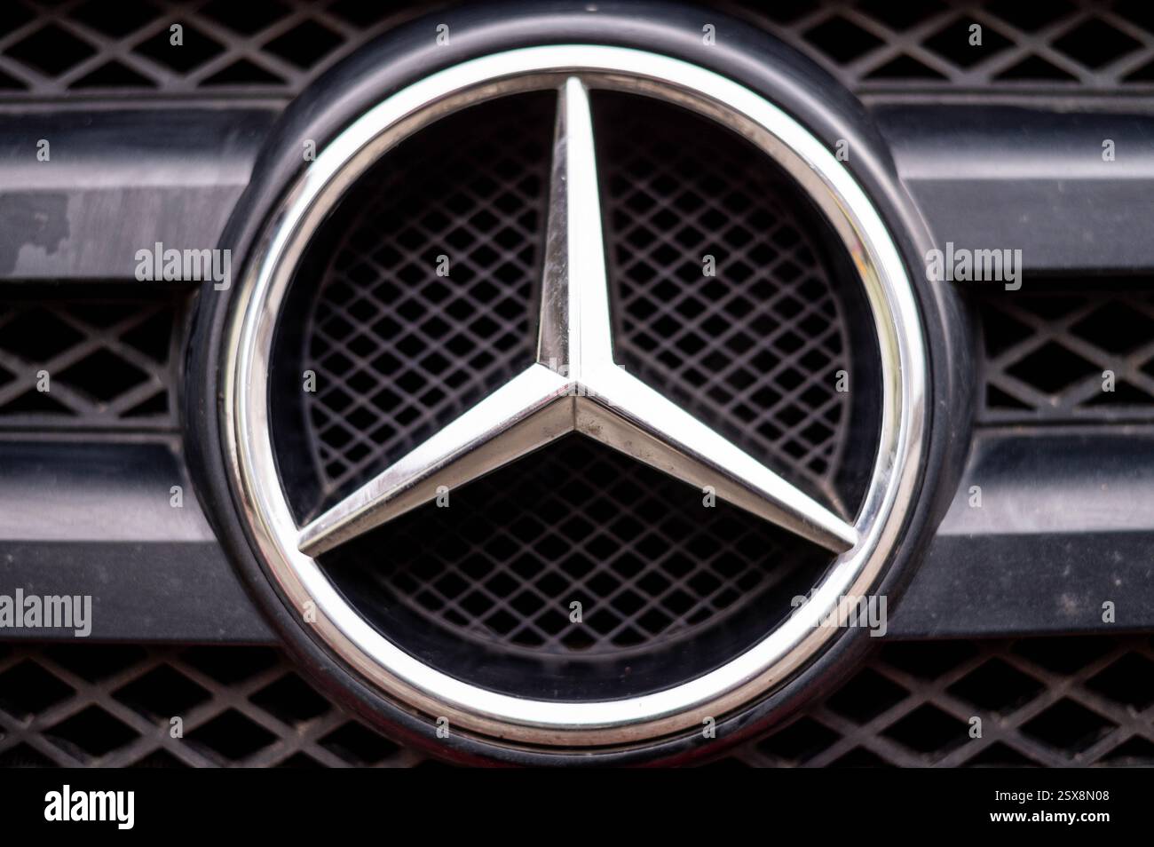 Mercedes-Benz vehicle company logo Stock Photo - Alamy