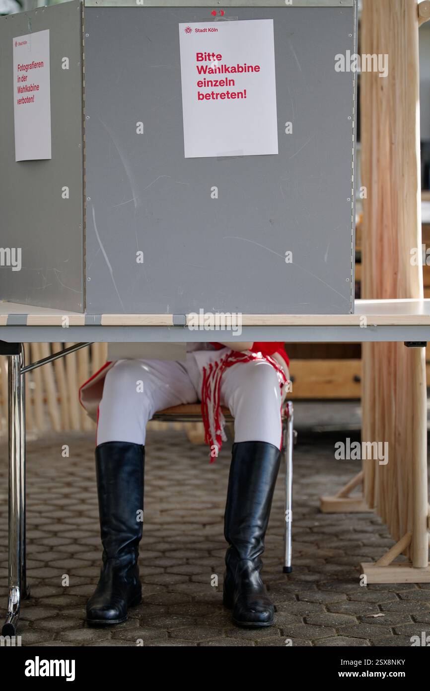 Cologne, Germany. 23rd Feb, 2025. A carnival worker fills out his ...