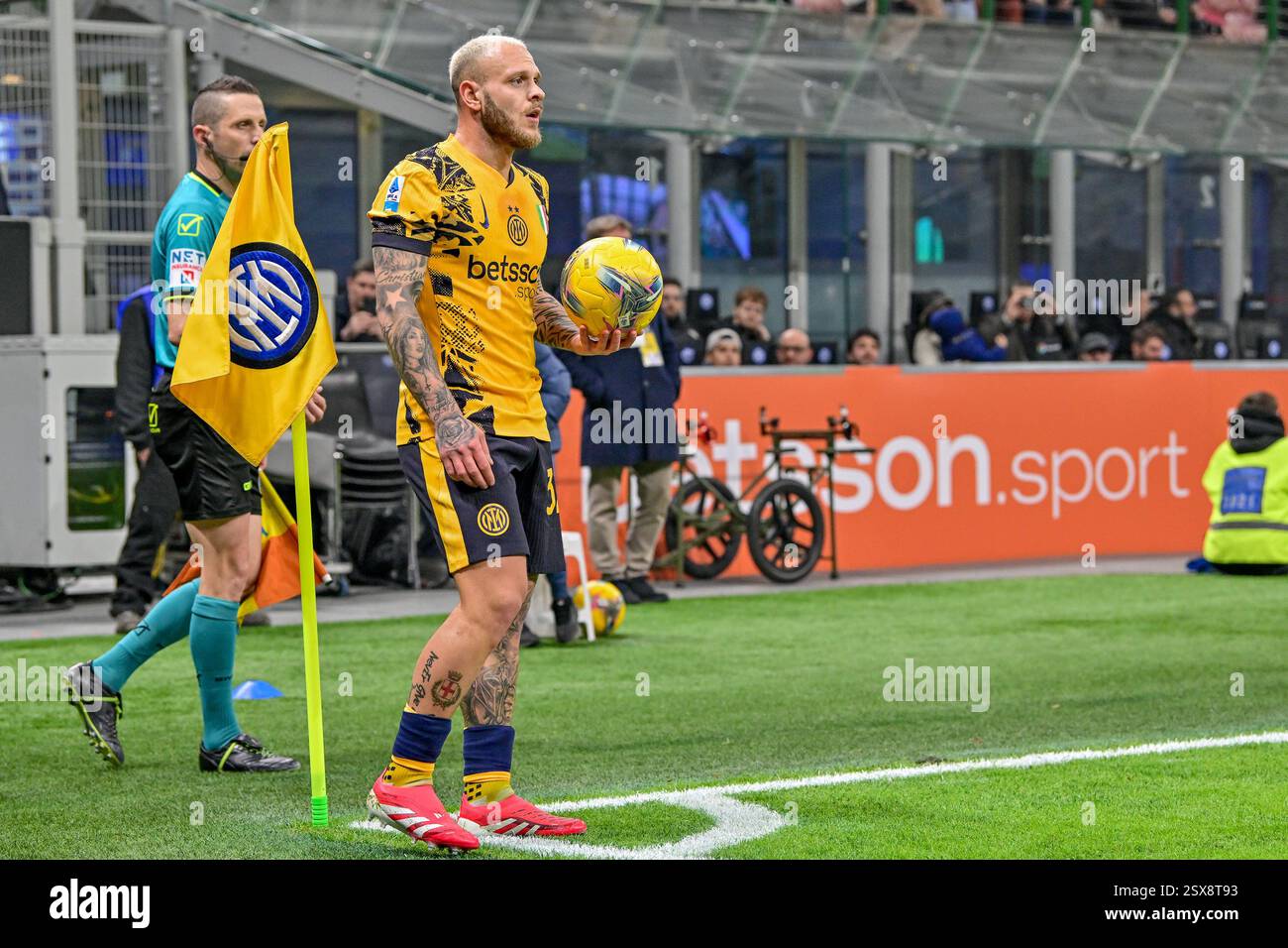 Milano, Italy. 22nd Feb, 2025. Federico Dimarco (32) of Inter seen during the Serie A match ...