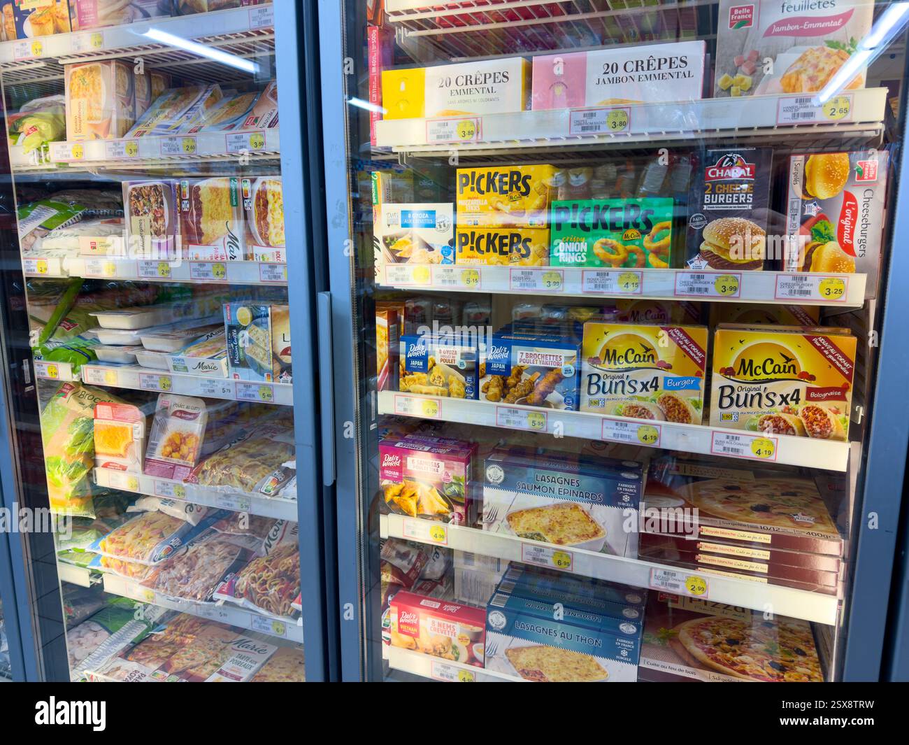 Variety of frozen meals displayed in a supermarket freezer aisle Stock ...