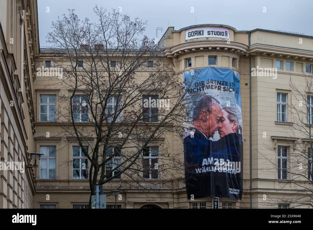 250223, Plakat Merz Weidel am Maxim Gorki Theater in Berlin Angelehnt ...
