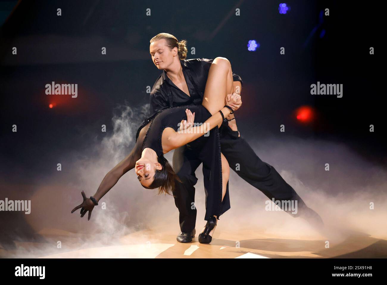 Sänger Gabriel Kelly und Tänzerin Malika Dzumaev bei der 18. Staffel ...