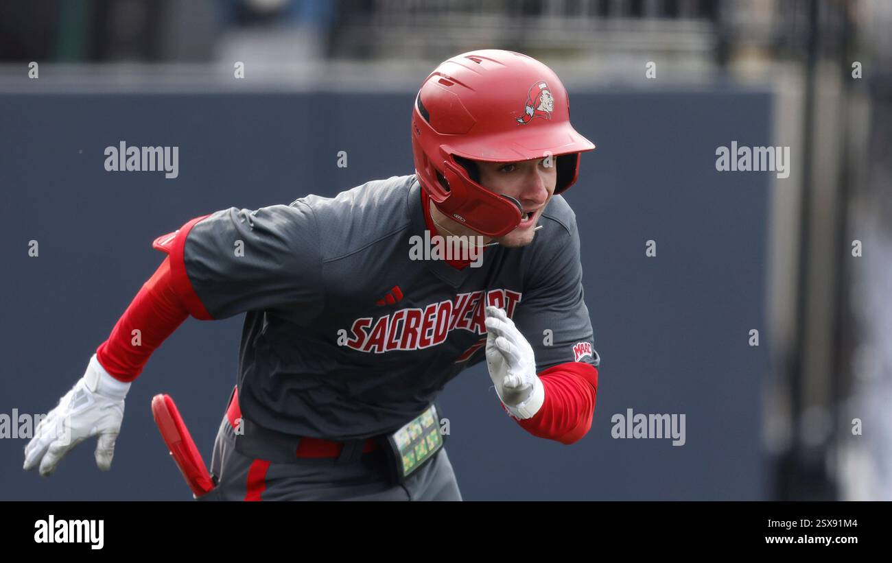 Sacred Heart outfielder JW Fitzgerald (7) runs to first base during an ...