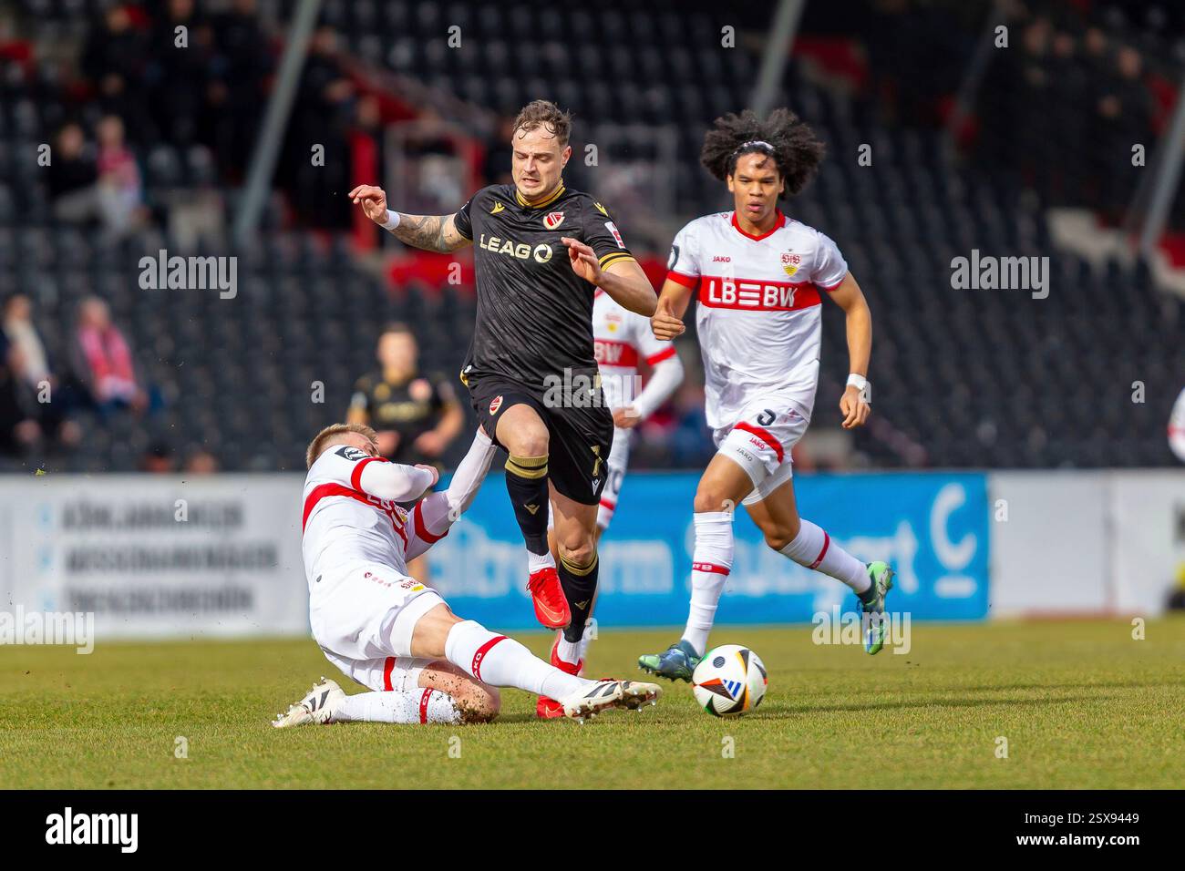 Alexander Groiss (VfB Stuttgart II, #06) graetscht im Zweikampf mit ...