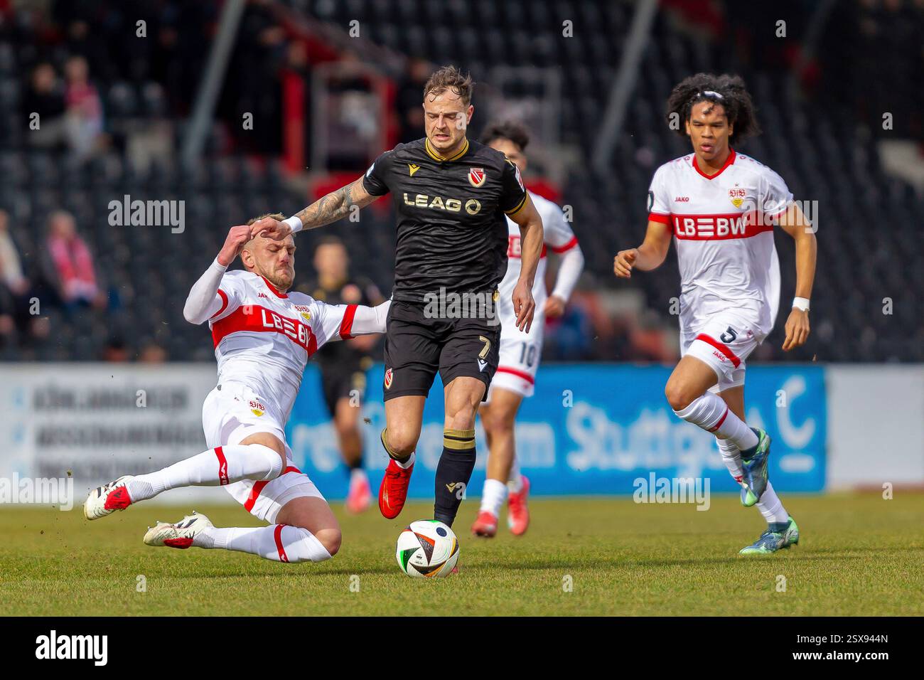 Alexander Groiss (VfB Stuttgart II, #06) graetscht im Zweikampf mit ...