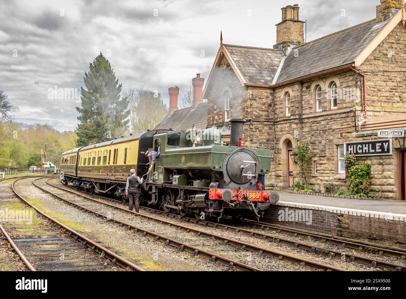 GWR '1366' 0-6-0PT No. 1369 arrives at Highley station on the Severn ...