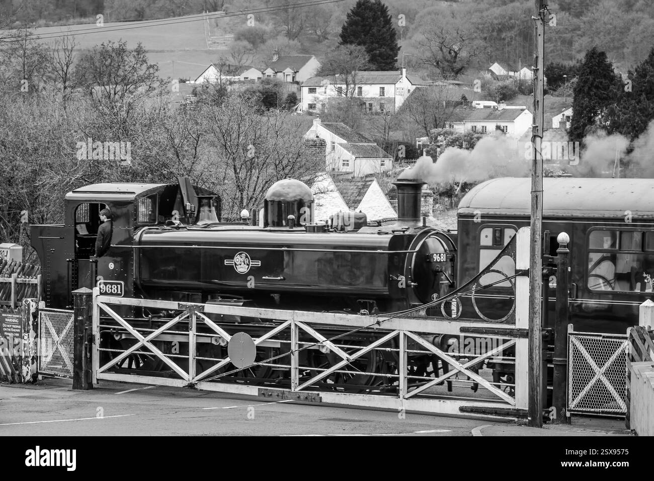 BR '5700' 0-6-0 No. 9681 approaches Whitecroft station on the Dean ...