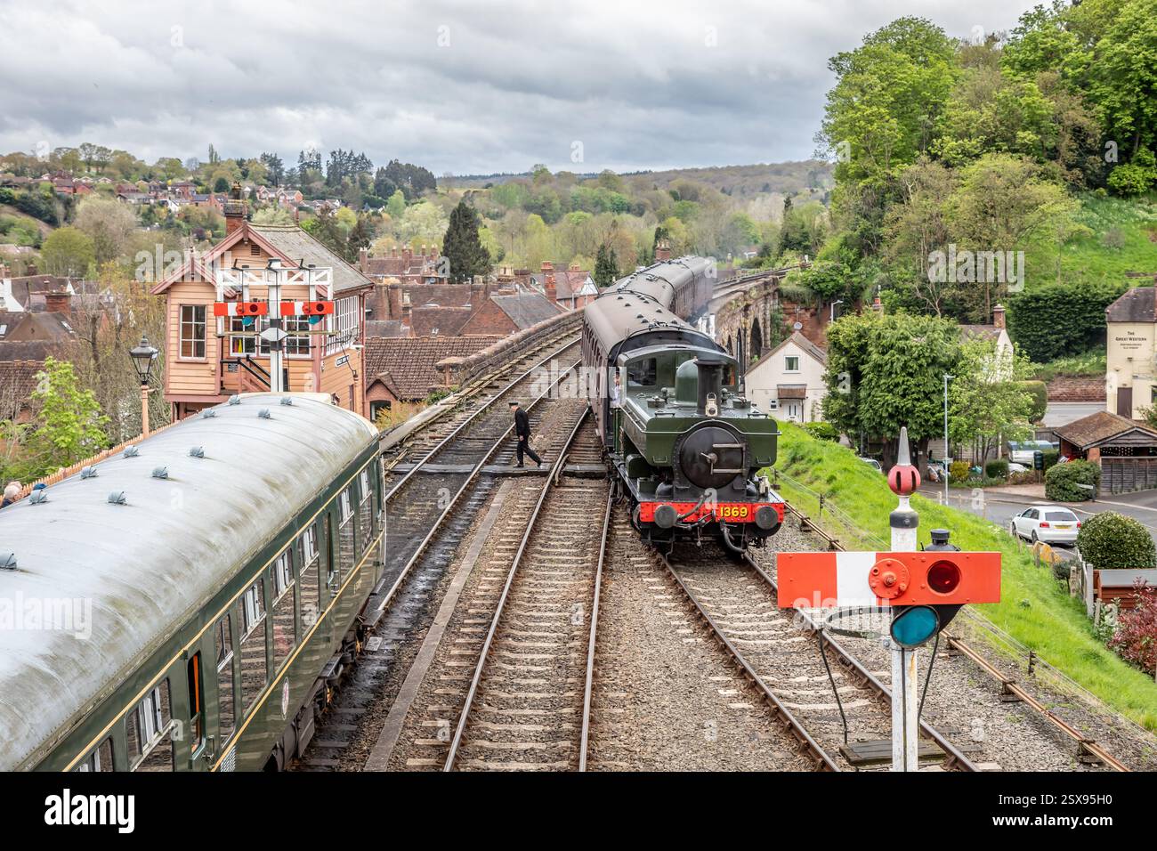 GWR '1366' 0-6-0PT No. 1369 arrives at Bewdley on the Severn Valley ...