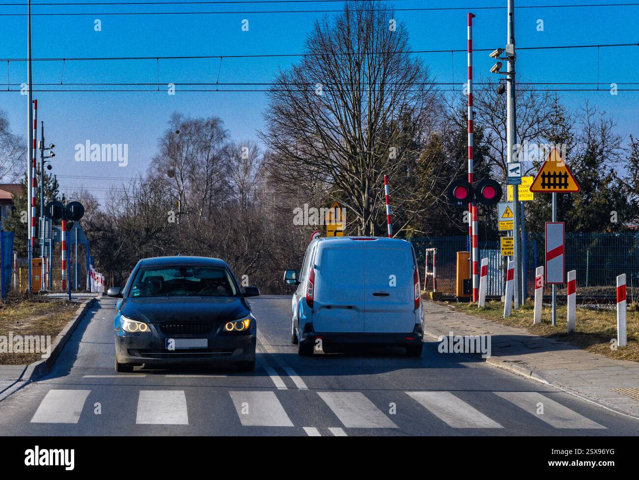 Cars entered the railway crossing with the red light on, accident at ...